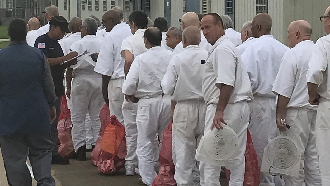 Hundreds of Harvey prison evacuees start transfer to cooler Texas ...
